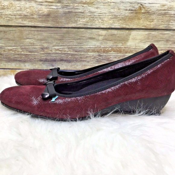 Munro | Shoes | Munro American Randa Burgundy Embossed Wedge Heels ...